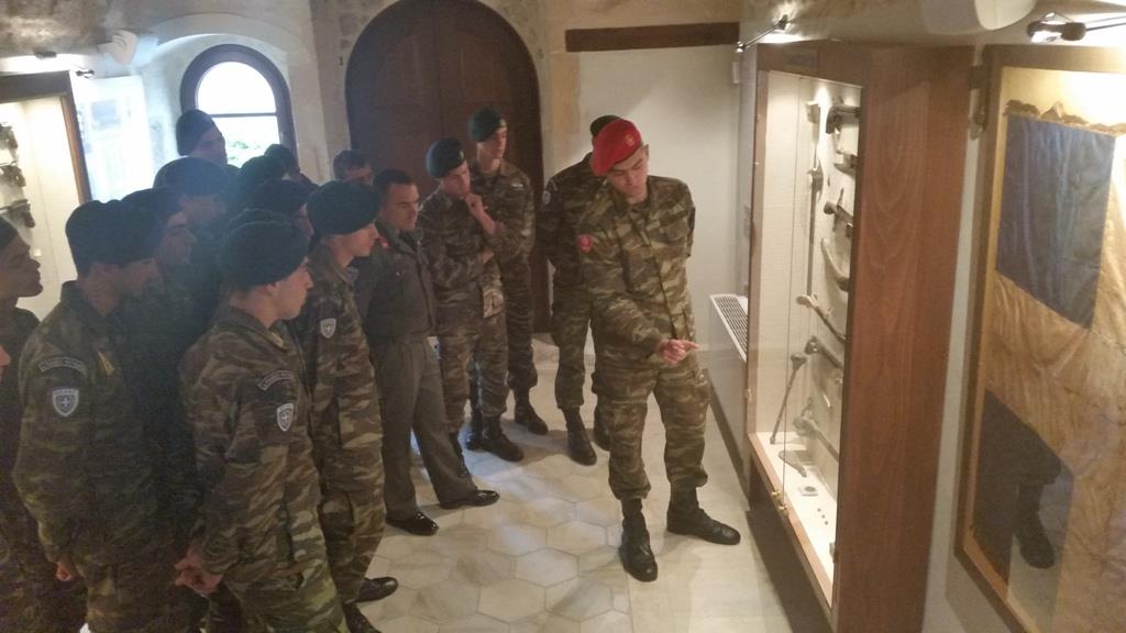 Οι αλεξιπτωτιστές της 1ης ΜΑΛ στο Στρατιωτικό Μουσείο Χρωμοναστηρίου ...