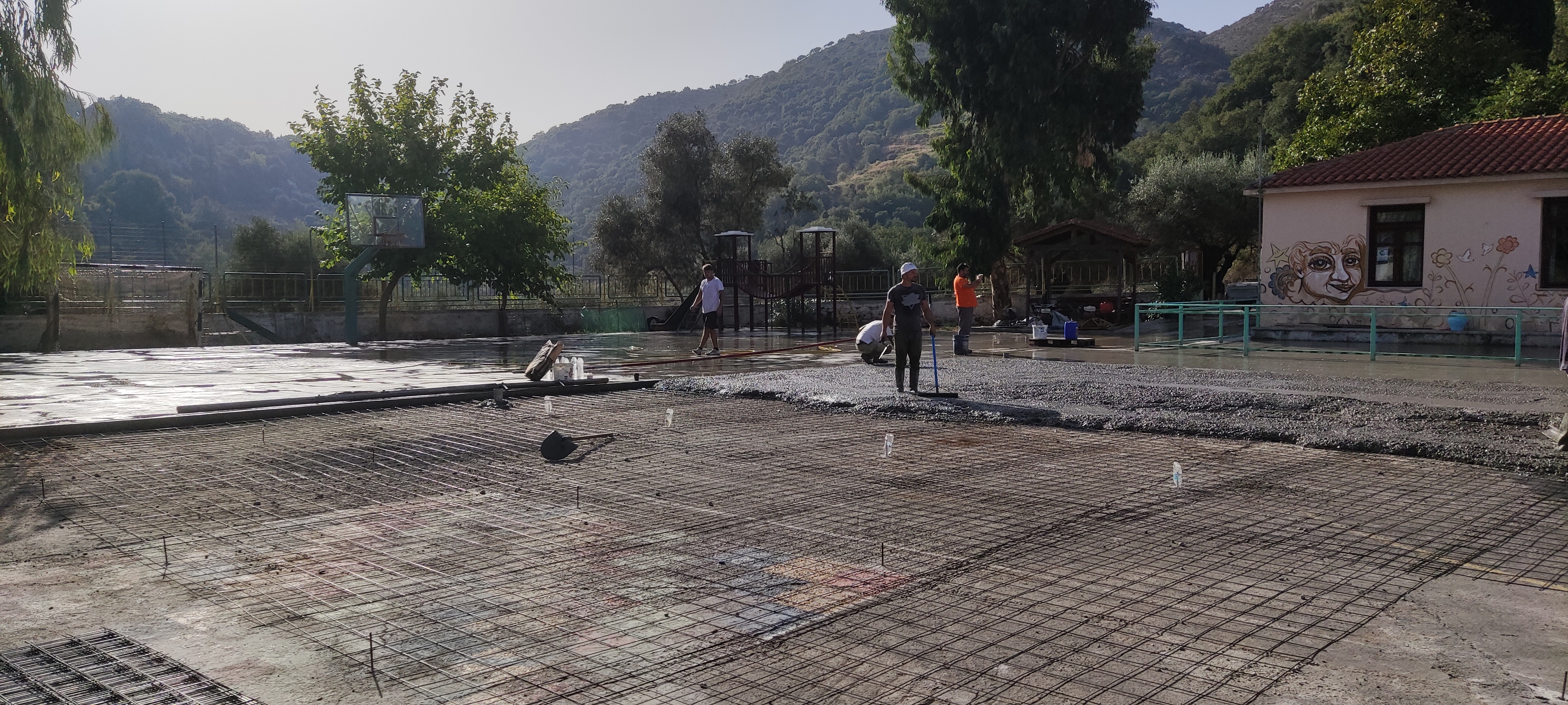 Ολοκληρώνονται οι εργασίες στον αύλειο χώρο του Δημοτικού Σχολείου ...