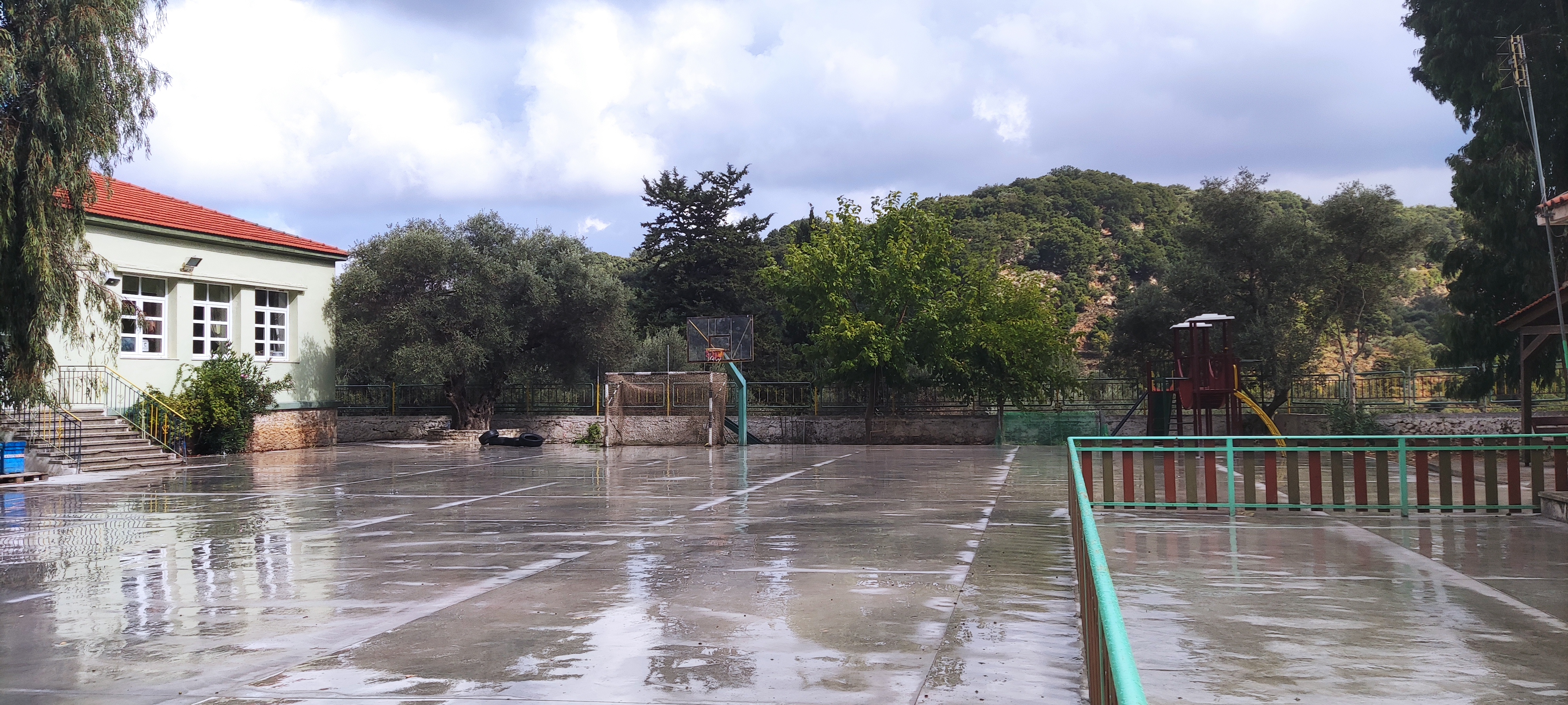 Ολοκληρώνονται οι εργασίες στον αύλειο χώρο του Δημοτικού Σχολείου ...