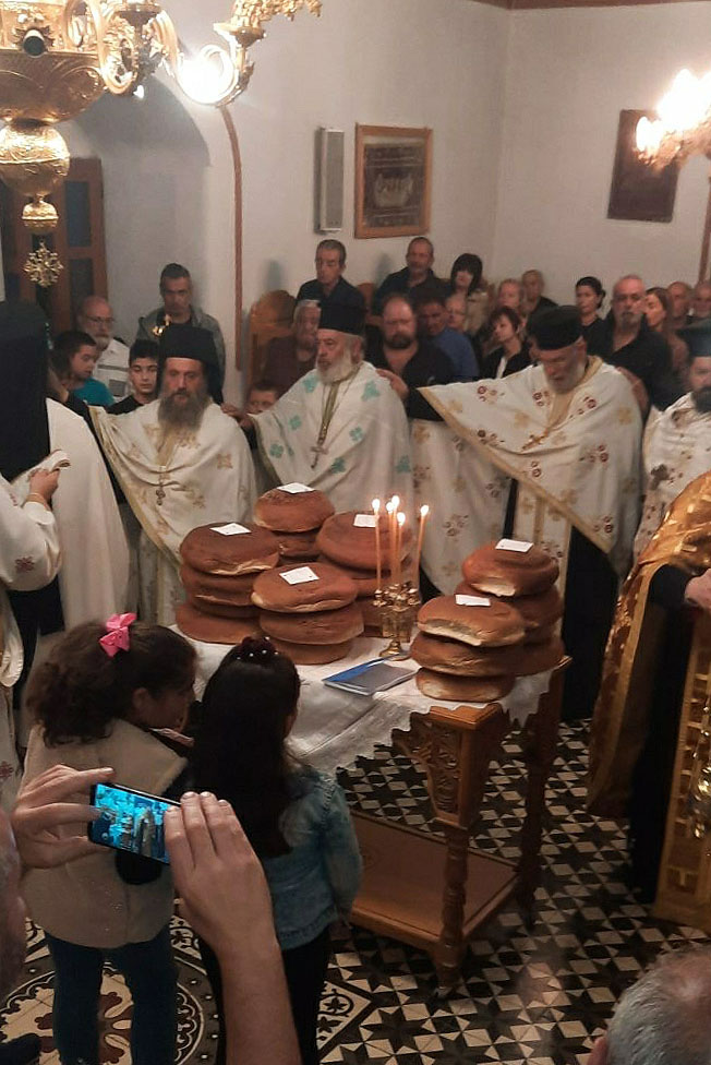 Ο Μητροπολίτης Ρεθύμνης και Αυλοποτάμου κ. Πρόδρομος στον πανηγυρίζοντα ...
