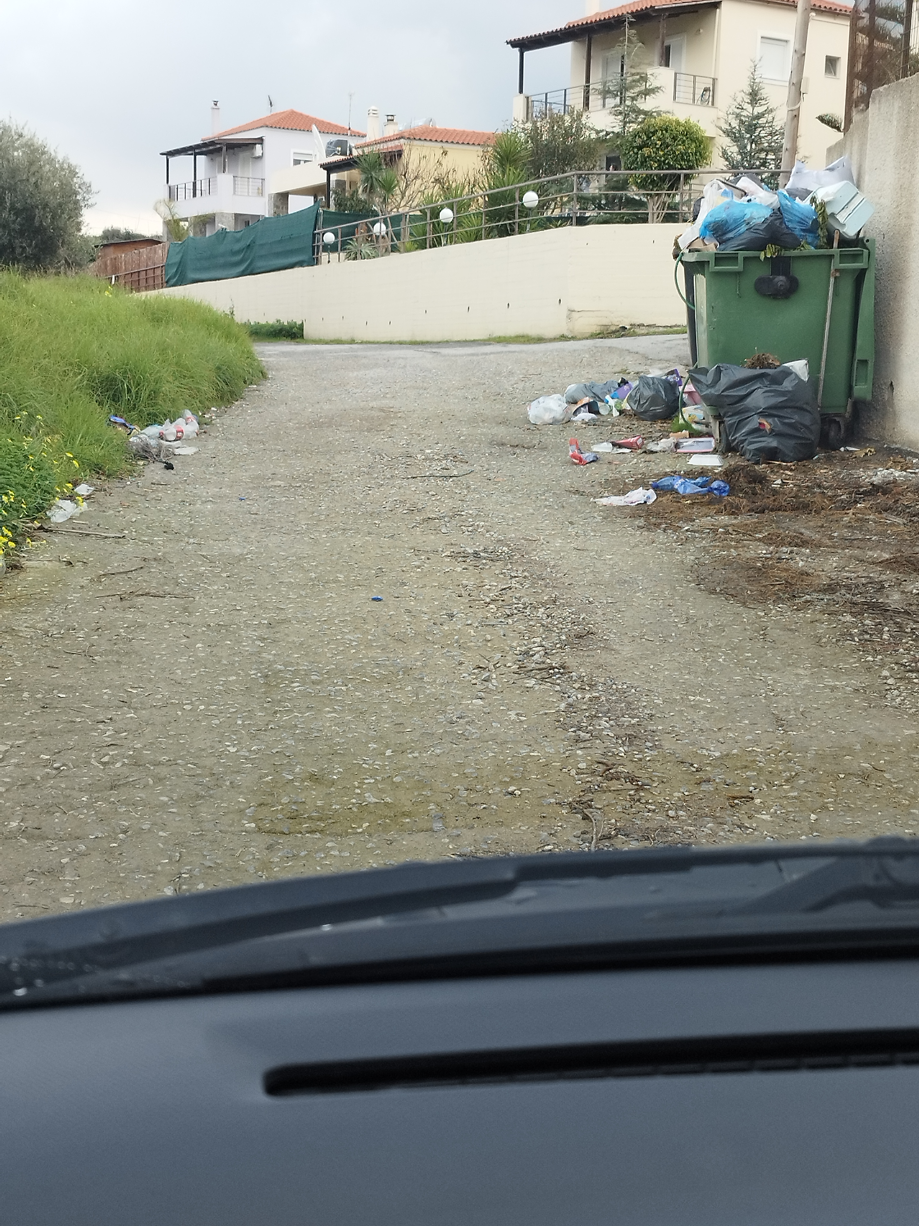 Ξεχείλισαν οι κάδοι απορριμμάτων σε οικισμό του Ρεθύμνου | Rethemnos News
