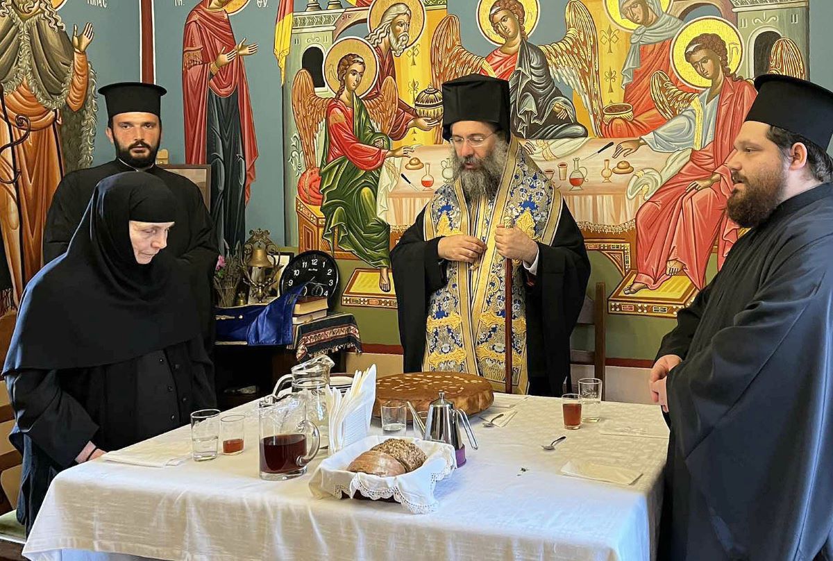 Η κοπή της αγιοβασιλόπιτας στις ιερές μονές Σωτήρος Χριστού Κουμπέ και ...