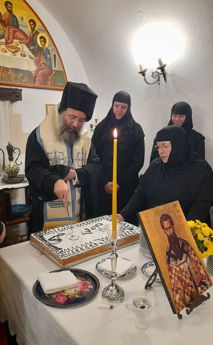 Η κοπή της αγιοβασιλόπιτας στις ιερές μονές Σωτήρος Χριστού Κουμπέ και ...