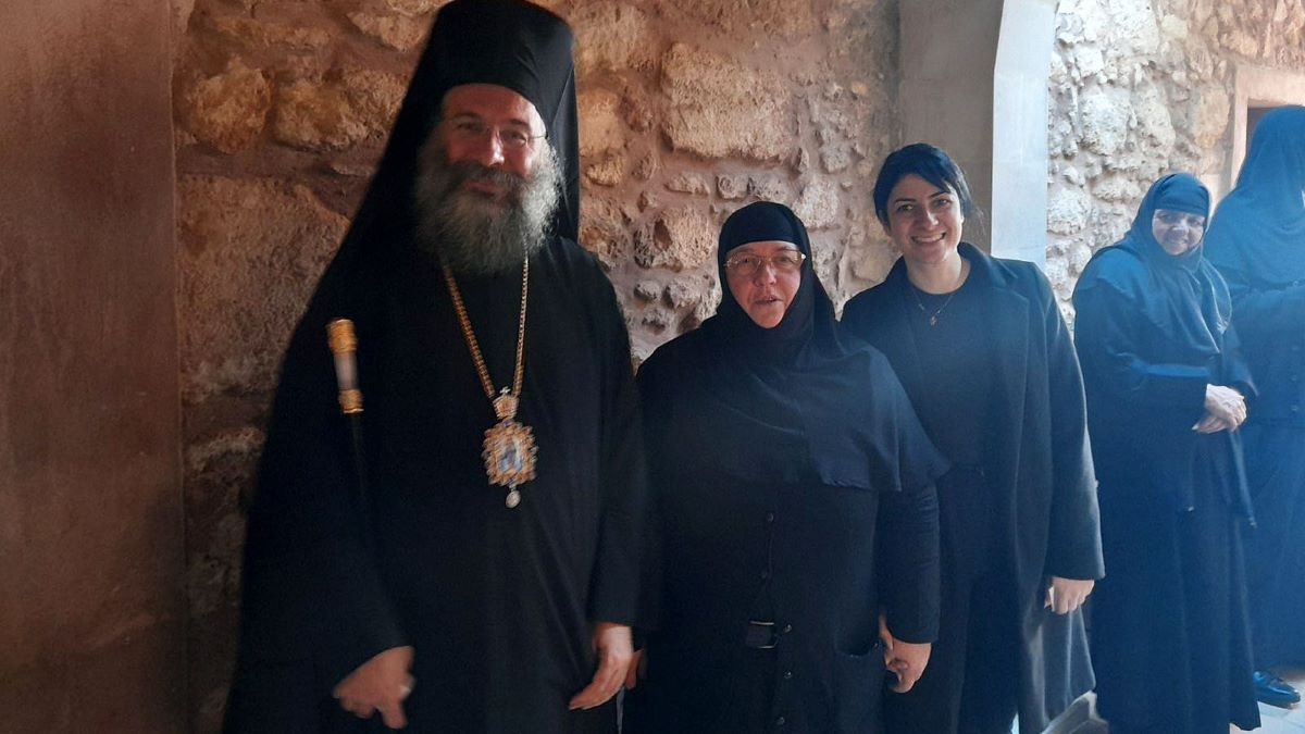 Η κοπή της αγιοβασιλόπιτας στις ιερές μονές Σωτήρος Χριστού Κουμπέ και ...