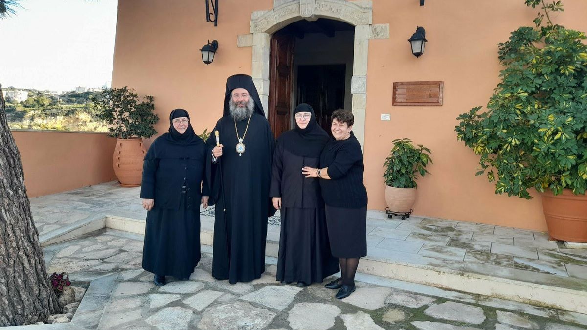 Η κοπή της αγιοβασιλόπιτας στις ιερές μονές Σωτήρος Χριστού Κουμπέ και ...