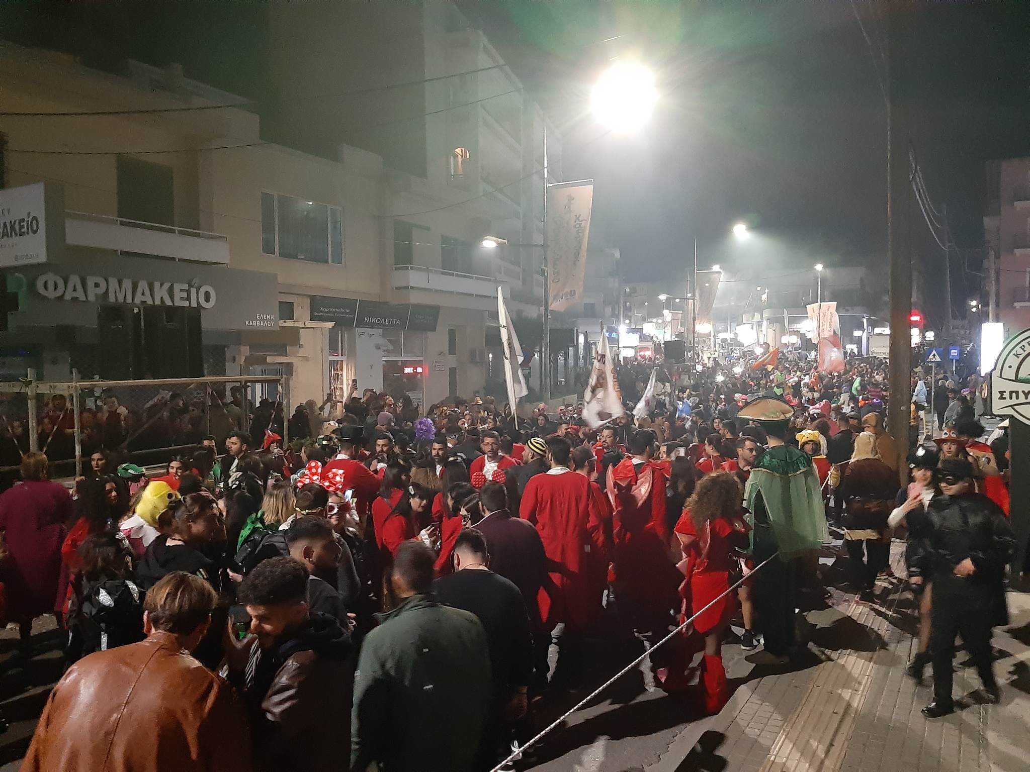 Ποτάμι κεφιού και χαράς η νυχτερινή καρναβαλική παρέλαση στο Ρέθυμνο ...