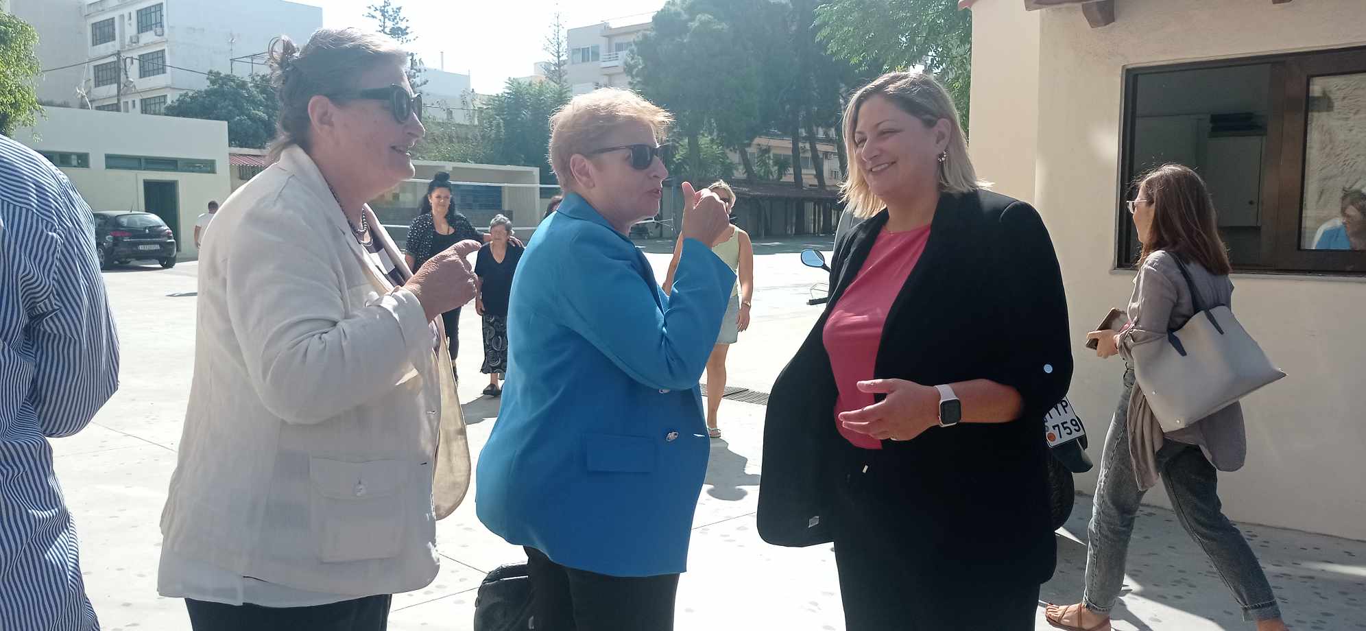Χαμόγελα και αισιοδοξία έξω από τα εκλογικά κέντρα του Ρεθύμνου ...