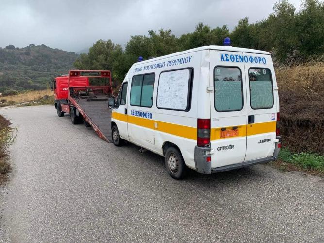 Ρέθυμνο: Έμεινε το ασθενοφόρο του Κ.Υ. Σπηλίου στην μέση του δρόμου με ...