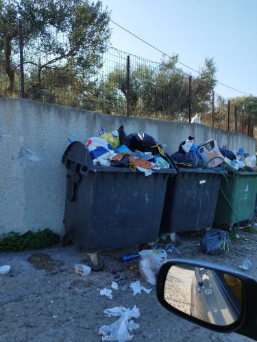 Ξεχείλισαν οι κάδοι απορριμμάτων σε οικισμό του Ρεθύμνου | Rethemnos News