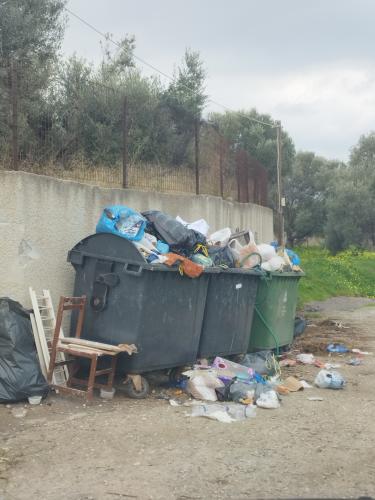 Ξεχείλισαν οι κάδοι απορριμμάτων σε οικισμό του Ρεθύμνου | Rethemnos News