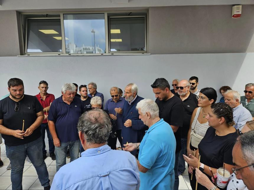 Ρέθυμνο: Σιωπηρή διαμαρτυρία για τον 36χρονο Αντώνη την ώρα της κηδείας ...