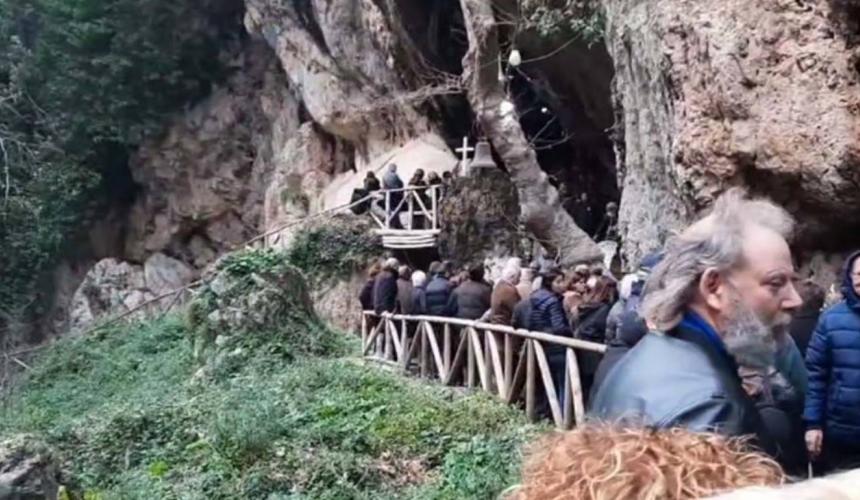 Φαράγγι Πατσού: Πλήθος κόσμου στον σπηλαιώδη ναό του Αγίου Αντωνίου ...