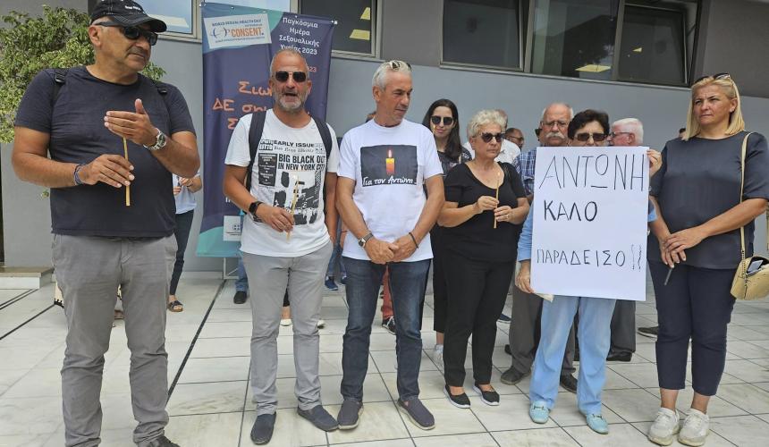 Ρέθυμνο: Σιωπηρή διαμαρτυρία για τον 36χρονο Αντώνη την ώρα της κηδείας ...