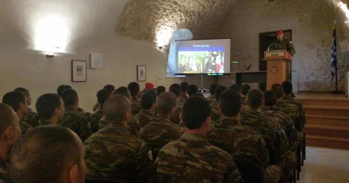 Οι αλεξιπτωτιστές της 1ης ΜΑΛ στο Στρατιωτικό Μουσείο Χρωμοναστηρίου ...