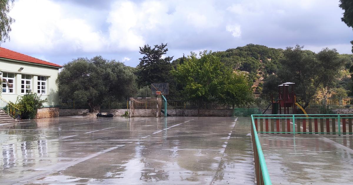 Ολοκληρώνονται οι εργασίες στον αύλειο χώρο του Δημοτικού Σχολείου ...