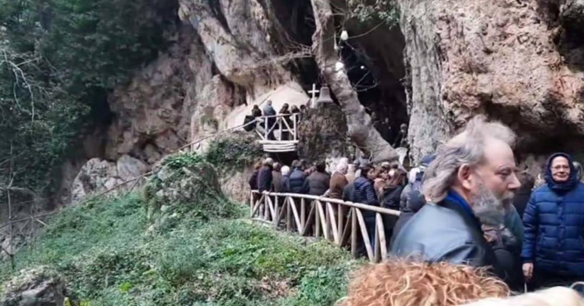 Φαράγγι Πατσού: Πλήθος κόσμου στον σπηλαιώδη ναό του Αγίου Αντωνίου ...