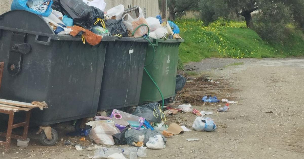 Ξεχείλισαν οι κάδοι απορριμμάτων σε οικισμό του Ρεθύμνου | Rethemnos News