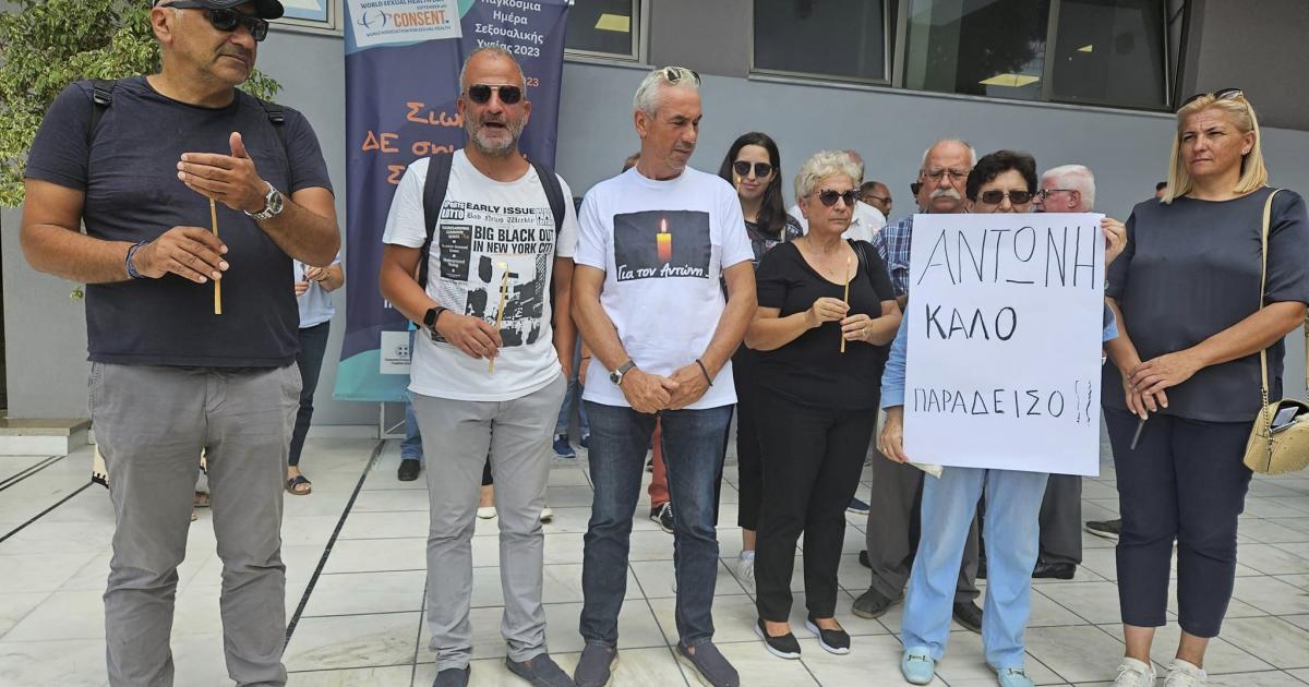 Ρέθυμνο: Σιωπηρή διαμαρτυρία για τον 36χρονο Αντώνη την ώρα της κηδείας ...